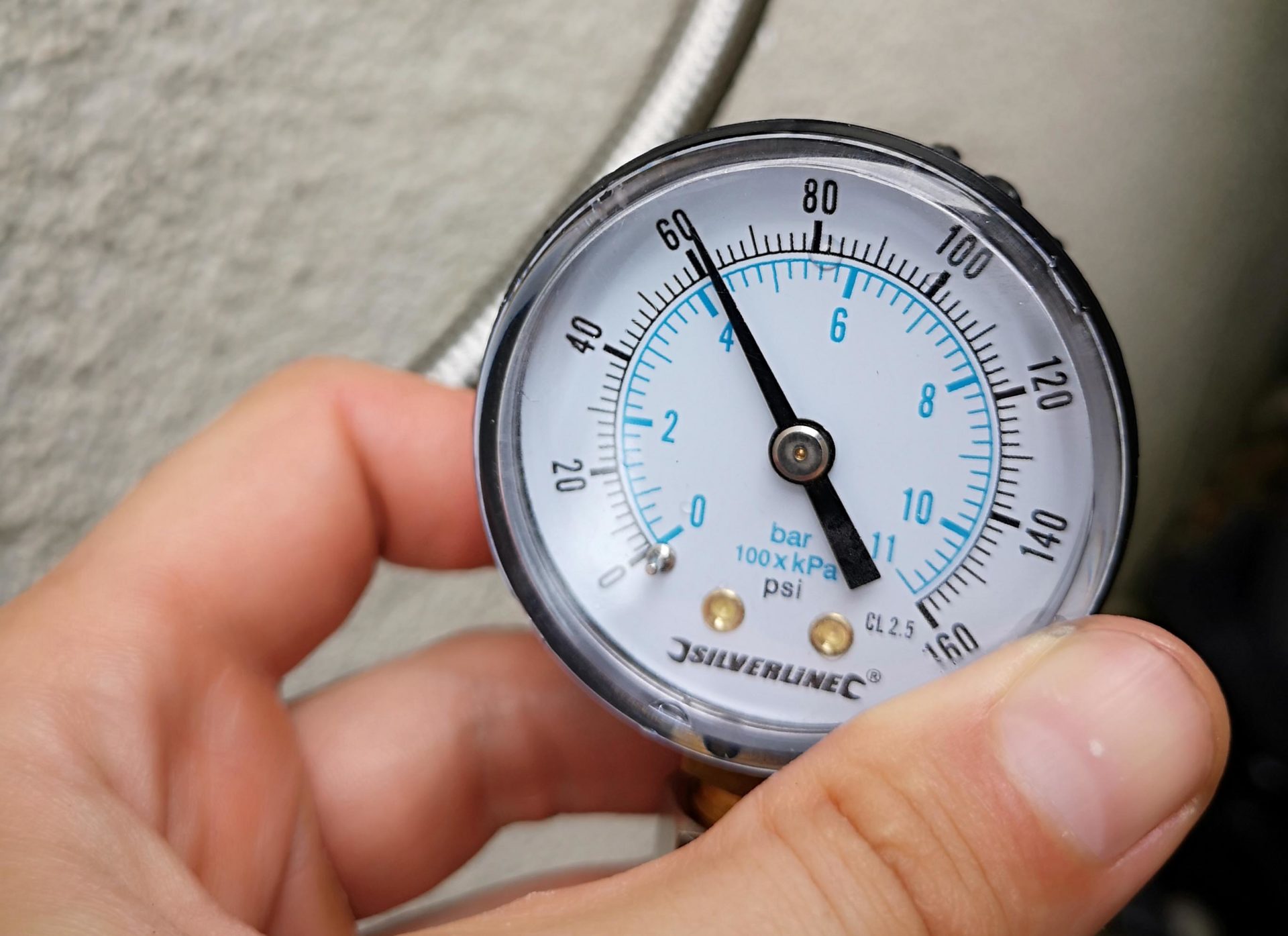 Determine the water pressure with a manometer - this is how it works ...